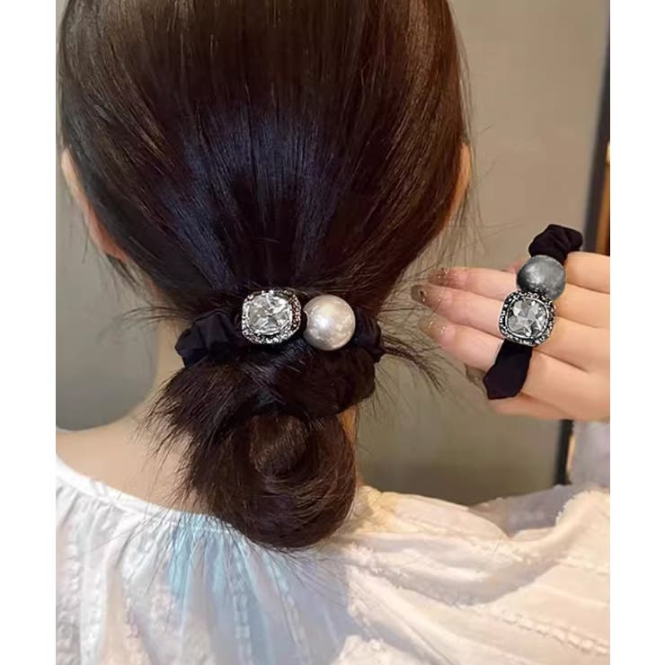 おしゃれ ヘアアレンジ キラキラ ヘアアクセサリー 大粒フェイクパール 髪飾り 大人かわいい まとめ髪 韓国風 シンプルお団子ヘア 簡単 ポニーテール ゴム ヘアアクセプチプラ大粒のフェイクパールと輝くビジューが目を惹く華やかなヘアゴム。ま...