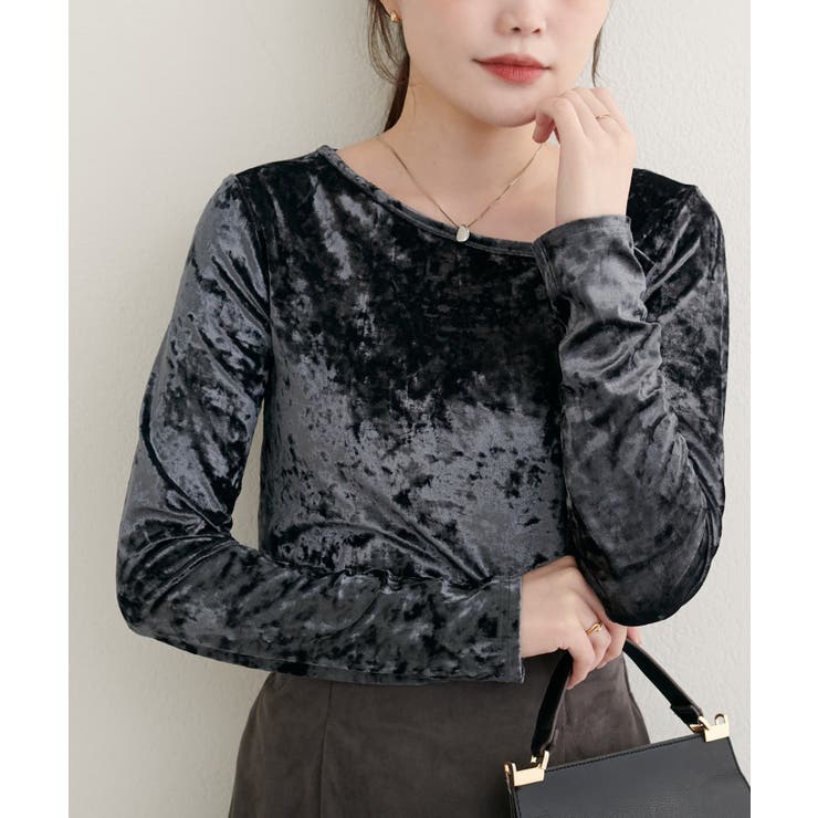 【2025AW natural couture】【WEB限定】クラッシュベロアアシメネックプルオーバー■Design　光沢と陰影が織りなす、豊かな表情が魅力のクラッシュベロアプルオーバー。シンプルな装いも、この一枚でたちまち洗練された印象に...