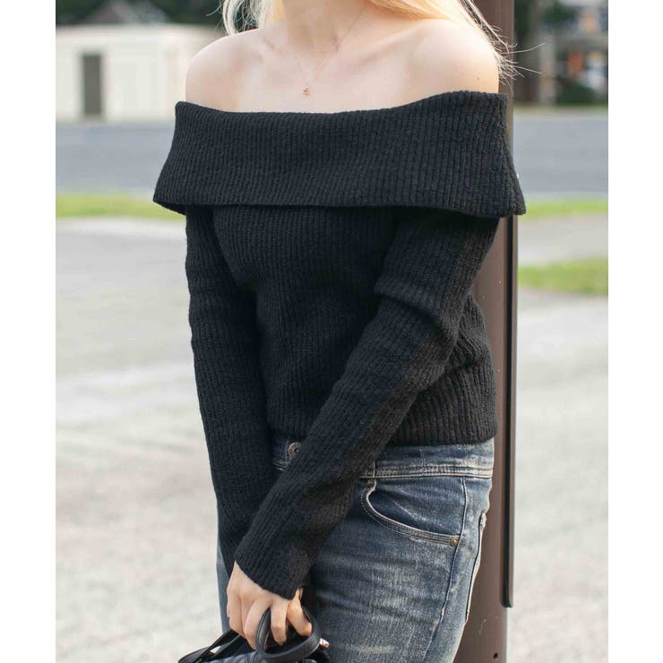 《デコルテラインを美しく魅せる旬デザイン》抜け感のあるオフショルダーで、女性らしさを引き立てる大人ニットトップス。シンプルながらもこなれたシルエットで、スタイリングに品のある印象をプラスします。■ デザイン肩まわりをきれいに見せるオフショル...