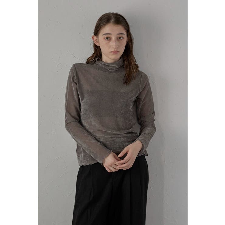 フロッキーメッシュで叶えるシックなレイヤードスタイル微起毛加工が施されたフロッキーメッシュ素材のプルオーバー。肌に優しい柔らかな質感が魅力の、着心地抜群な一着。程よい透け感があり、インナー次第で様々な表情を見せます。首元のハイネックスタイル...