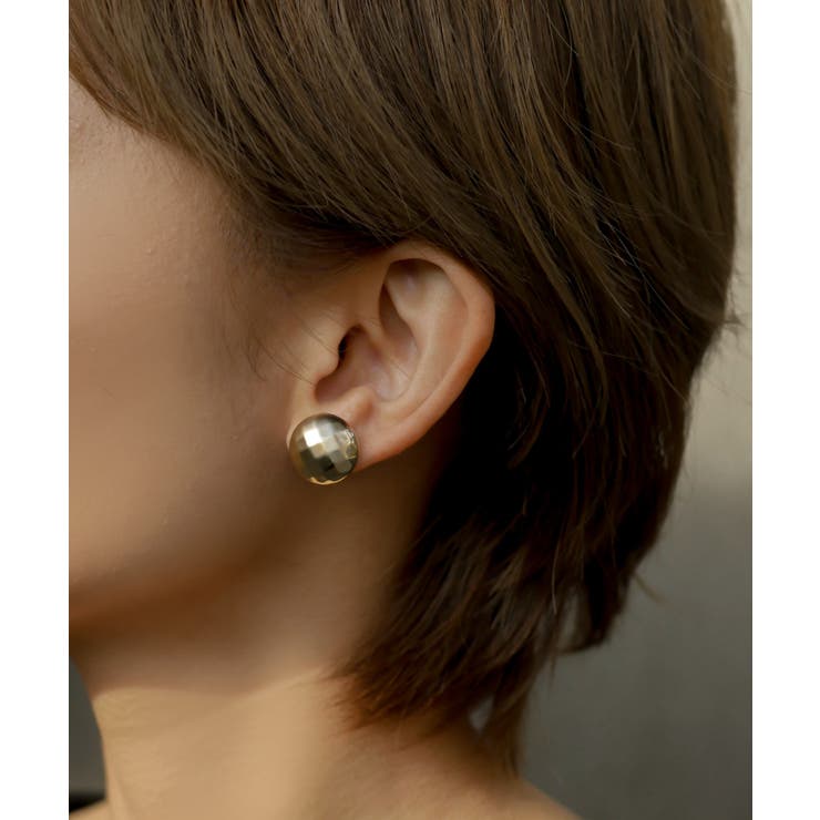 【横顔に寄り添うころんとしたシルエット】耳元にコンパクトに収まるサイズ感ですが、上品な存在感を放つ1点。シンプルで飽きのこないデザインでコーディネートを選ばず、普段使いはもちろん、オケージョンなどの様々なシチュエーションで活躍してくれるアイ...