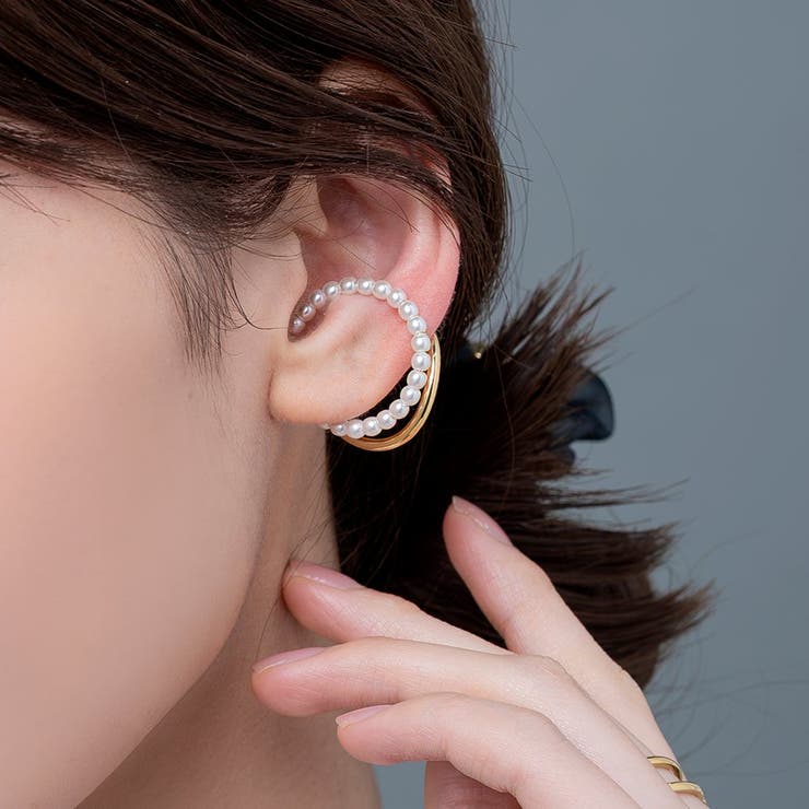 パールとメタルが程よく存在感をプラスする片耳用イヤーカフ。個性的なデザインで、着用した時に新鮮な雰囲気を楽しめるひと品。単品使いでも、お洒落度がアップする映えるアイテムです◎■サイズ縦×横×厚み2.5cm×2.5cm×1.0cm※微調整可能...