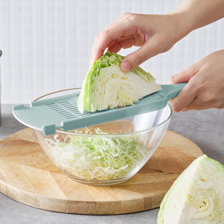 《Toffy公式ショップへようこそ！》表面で薄切り、裏面で細切り＆薬味おろしができる1台3役のハンディスライサー！鍋やボウル、お皿の上でもサッと使えて、料理がはかどります♪■便利な3in1（薄切り/細切り/薬味おろし）■握りやすいハンドル■...