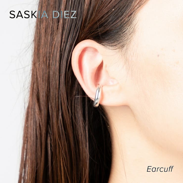 ■商品説明ボールド イヤーカフ / BOLD EARCUFF NO2?ボリューム感のあるイヤーカフ。トレンドに左右されない普遍的なデザイン。耳に引っ掛けるタイプなので、ピアスホールの有無関係なく着用出来ます。片耳用■スペック■カラー■カラー...