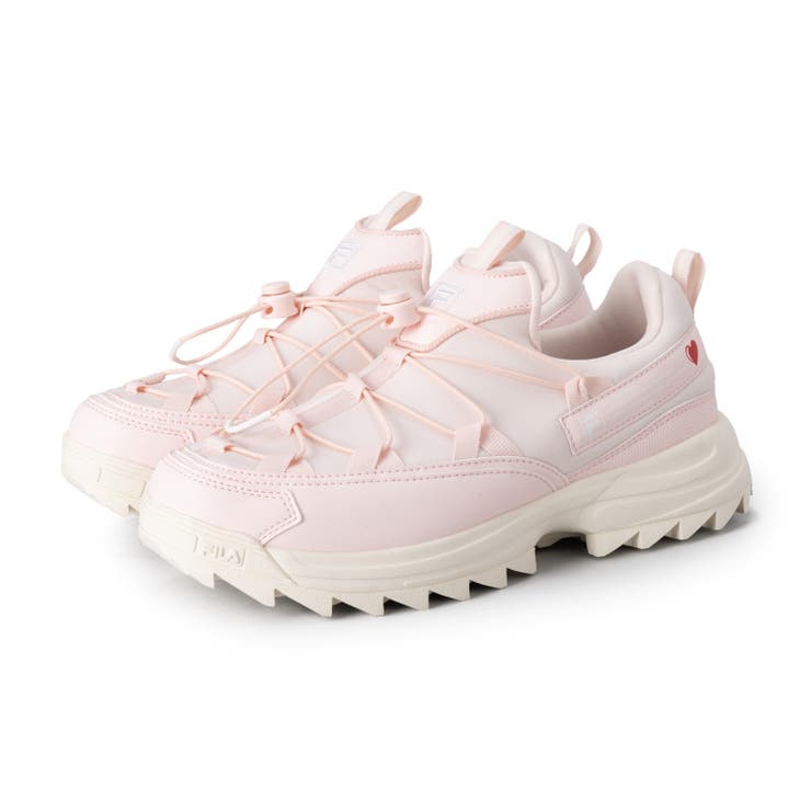 程良いボリューム感のあるシャークソールのFILAの定番DISTORTERをベースに、伸縮素材を採用しアジャスター仕様で着脱を容易に出来る1足。特徴的なレースアップデザインで、着脱容易性とデザイン性を両立しました。ハートをモチーフにした期間限...