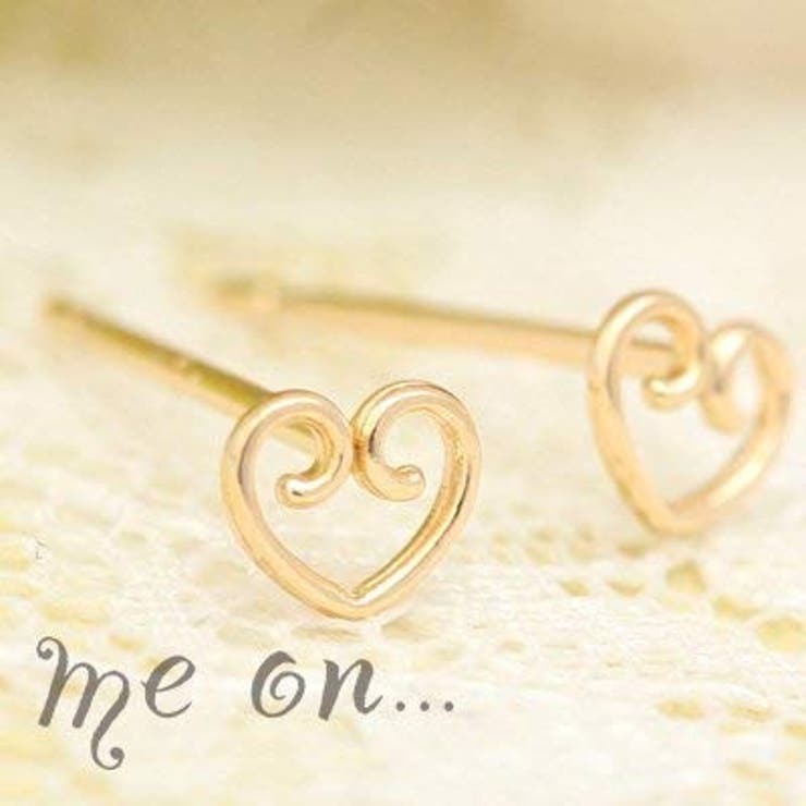 天使の羽の軽やかさ。女性的なフォルムのキュートなハートピアス丸みが可愛らしいハート型のスタッドピアスです。その軽やかさはまるで天使の羽のよう。コロンところがるようなシルエットで耳元に明るい光を灯します。くるりんカーブでマシュマロみたいなやわ...