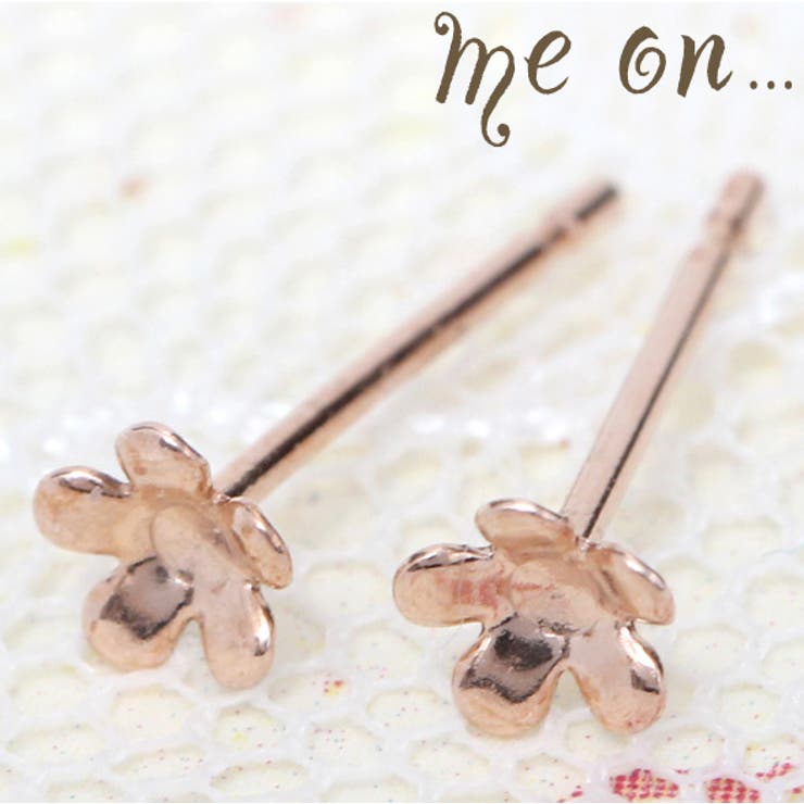 素材:K10ピンクゴールド、シリコンキャッチサイズ:3mm x 3mmポストの長さ:9mmポストの太さ:0.5mm10金ピンクゴールドの上品で優しい輝きが魅力的なミニサイズのフラワーピアスです。小粒なデザインなのでどんなファッションにもすん...