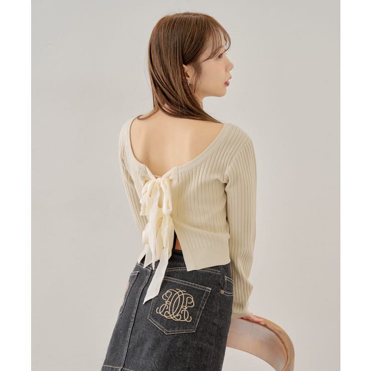 バックのリボンデザインで後ろ姿も可愛く決まるリブニット?商品ポイント・伸縮性があるリブ素材で身体にフィットし、首回りもすっきりとしたデザインなのでスタイルアップ効果◎・バッグデザインのリボンを結ぶことによって程よい肌見せも叶います。・春に向...