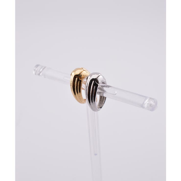 ◆【earyear】グルーヴテクスチャ片耳イヤーカフ：クラシカルデザイン※こちらは片耳用イヤーカフとなります。表面に施された繊細なライン彫りが、動きに合わせて繊細な光を放ちます。立体感あるフォルムが耳元に自然なボリュームを与え、横顔を上品に...