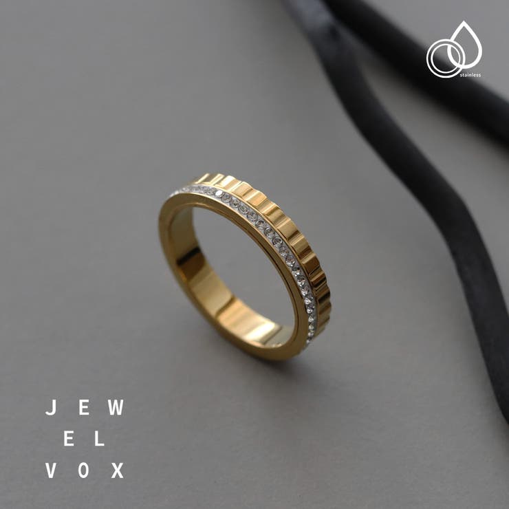 水にも強く、金属アレルギーの方でも比較的安心して使えるお肌に優しいサージカルステンレス製のリングです。ストライプ状に型押し加工を施したリングにさりげない煌めきを放つストーンを合わせたデザイン。アクセントになる程よい存在感で手元に上品な華やか...