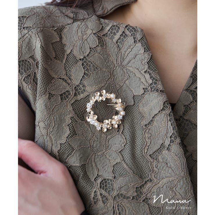 niana ニアナ フラワーモチーフをあしらったサークルデザインのブローチ。ビジューとパールも配置され、上品な輝きをプラスしました。派手すぎる飾りが苦手な方でも、さりげなく取り入れやすい一品。少しフォーマル感が足りないときのお助けアイテムと...