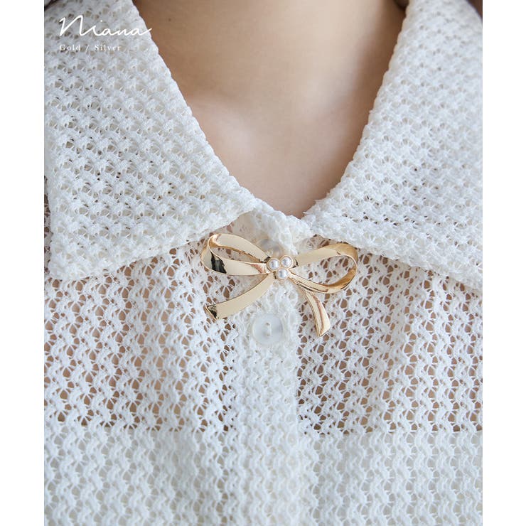 niana ニアナ 上品で洗練されたリボンモチーフのブローチ。中央には小粒パールをあしらって、女性らしさをプラス。派手すぎる飾りが苦手な方でも、さりげなく取り入れやすい一品。少しフォーマル感が足りないときのお助けアイテムとしても活用していた...