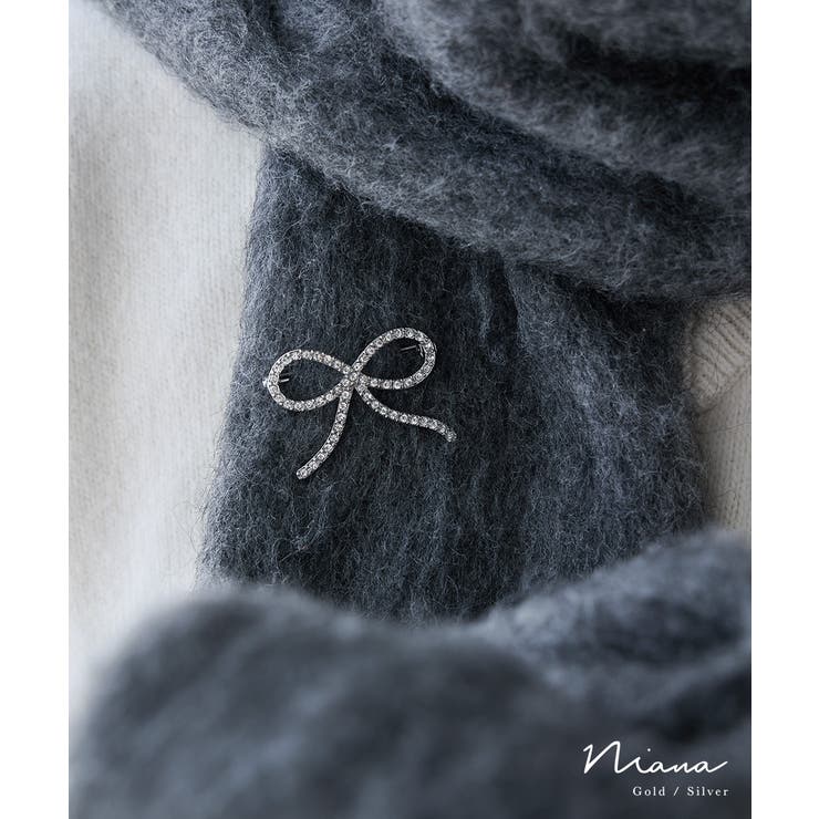 niana ニアナ 華奢なラインにビジューを並べたリボンモチーフのブローチ。シンプルなコーディネートにも輝きを添えてくれます。派手すぎる飾りが苦手な方でも、さりげなく取り入れやすい一品。少しフォーマル感が足りないときのお助けアイテムとしても...