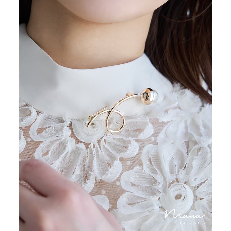 niana ニアナ シンプルな曲線ラインが特徴的なブローチ。大粒パールをあしらうことで存在感のあるデザインに仕上げました。派手すぎる飾りが苦手な方でも、さりげなく取り入れやすい一品。少しフォーマル感が足りないときのお助けアイテムとしても活用...