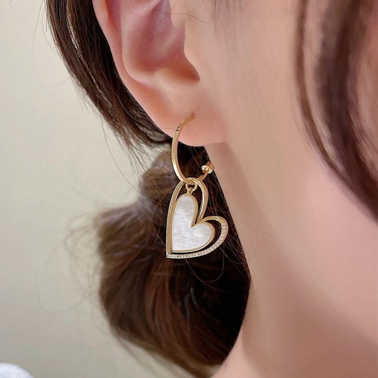 商品詳細素材合金（メッキ加工）原産国中国サイズ片方：全長3.2cm 幅1.6cm／片方：全長4.2cm 幅2.1cm商品説明■詳細説明異なる表情を楽しめるハートモチーフのピアスセット。小ぶりで愛らしさと、ほどよく存在感のある揺れ感を組み合わ...