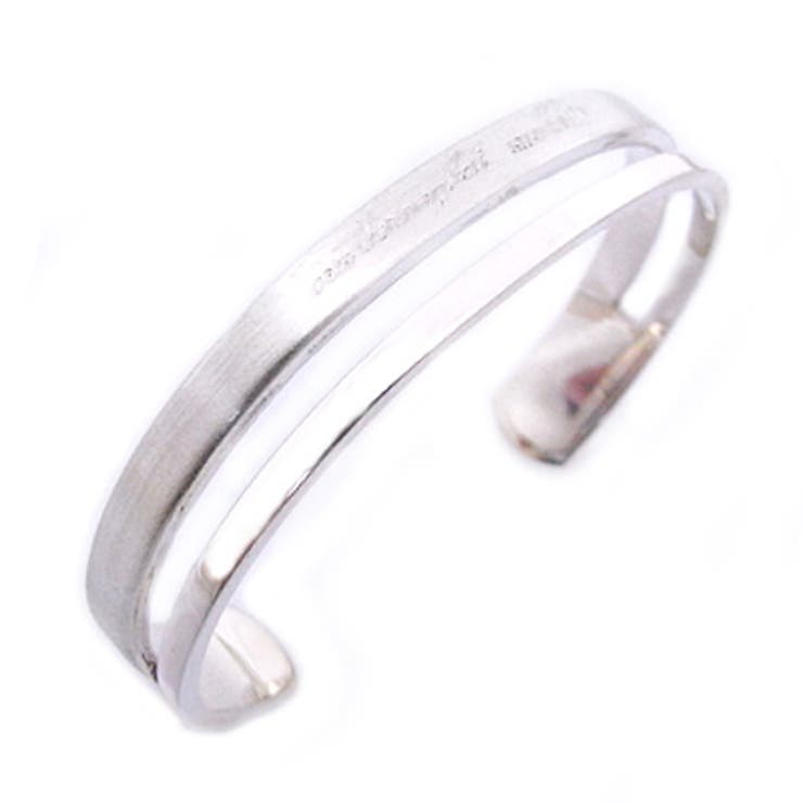 素材:シルバー925製(ロジウムコーティング)サイズ:サイズ:縦45ミリ×横58ミリ太さ:6ミリ※専用ポーチが付属します。ロゴ入りのプレートで、スタイリッシュに使いこなせそうなブレスレット。バランスの良い太さでスマートな創りです。ペアで使え...