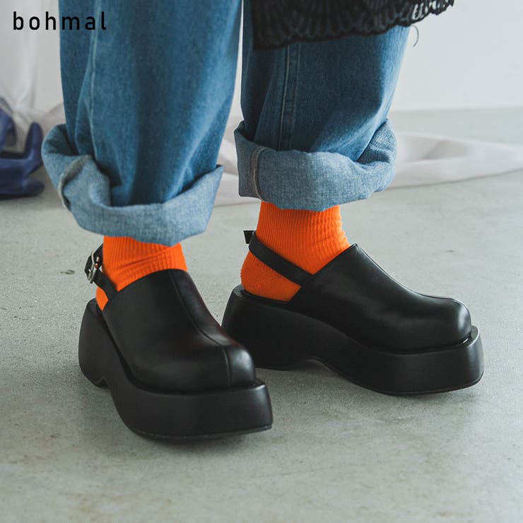 POINT【Design】ぷっくりしたおでことスクエアトゥの厚底で、大人可愛いサボに仕上げました。かかとにベルトがあるので、脱げる心配も無く安心して履いて頂けます。ベルトはフック仕様で、ベルト穴で自分サイズに調整可能です。プラットフォームだ...