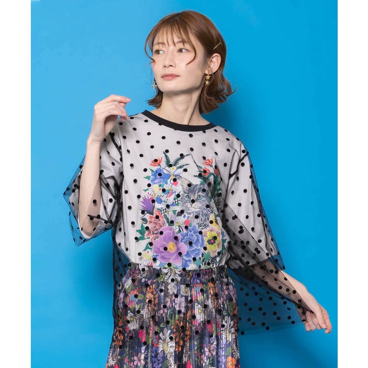 【チュールから透けて見えるネコプリントがカワイイ?】・ドット柄フロッキーチュールからのぞく、花とネコ柄デザイン・生地の重なりが生みだす立体感＆奥行感がポイント・デニム合わせでカジュアルに、スカート合わせでガーリーに・ゆとりのあるサイズ感とや...