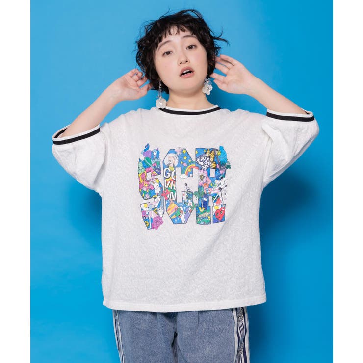 【どこかレトロさを感じるポップなロゴプリントTシャツ】・ビビッドカラーの背景に、大きく入ったSCR（スカラー）のロゴがポイント！・ロゴのなかに色んなモチーフが詰まったカラフルなデザイン・ライン入りの袖やネックリブがおしゃれ度アップ・やわらか...