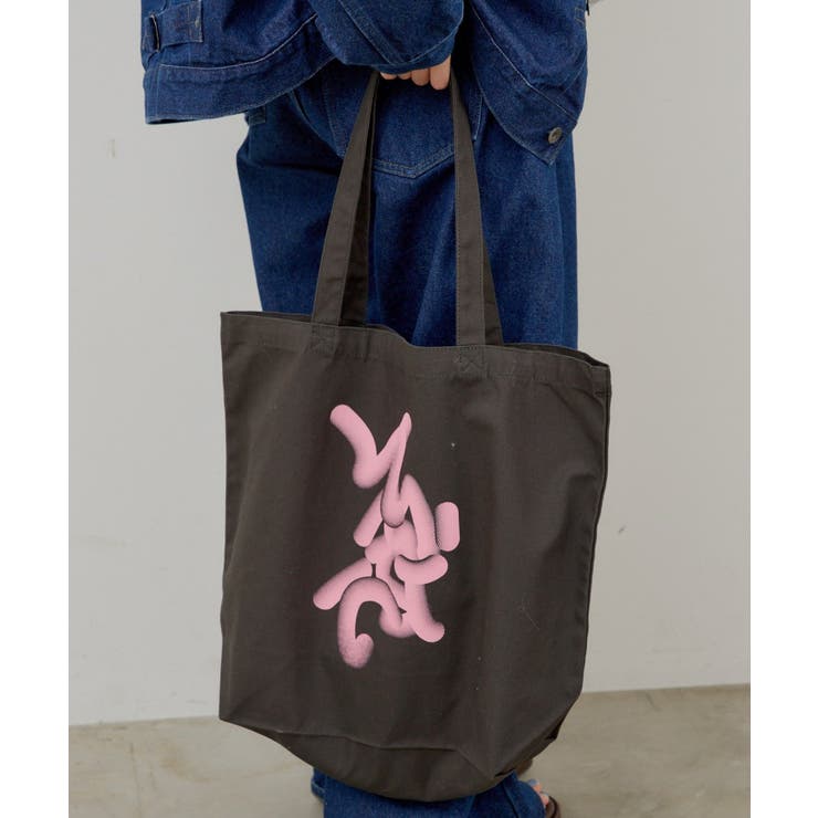 【UNISEX】FLOWING LOGO SILK SCREEN PRINT TOTE BAG■デザインキャンパス地のトートBAGに'WHIMSIC'ロゴをスプレーの様なグラフィックデザインに落とし込みシルクスクリーンプリントで丁寧に仕上げ...