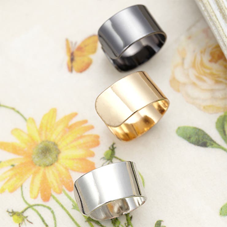 素材:真鍮製(プラチナロジウムコーティングゴールドコーティング、ブラックコーティング)イヤーカフ(真鍮製)※片耳売りになります。サイズ:全長:太さ約6.1mm直径サイズ:約10.4mmフックの開き:約3mm耳の中央あたりに着けるとかわいいち...