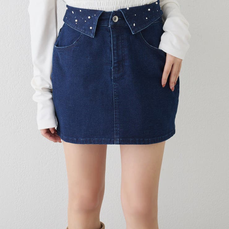 【one after another NICE CLAUP】■Designウエストの折り返しデザインが目を惹く、トレンド感たっぷりのデニムミニスカート。きらっと輝くビジューをあしらい、カジュアルなデニムに女の子らしさをプラスしました?台形シ...