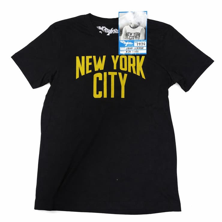 アメリカ発ブランドのWORN FREEによる、ヴィンテージ感漂うプリントTシャツです。ロックカルチャーや実在の著名人が着用していたTシャツを再現することで知られています。右下にはモノクロの人物写真が添えられており、これは John Lenn...