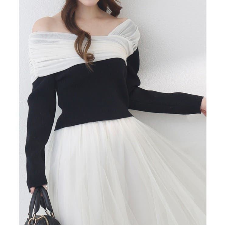 【one after another NICE CLAUP】■Designオフショルデザインのニットに、チュール素材をドッキングしたトレンド感たっぷりの1枚。程よい肌見せで女性らしさを演出しつつ、チュールの透け感が華やかなアクセントに。ニッ...