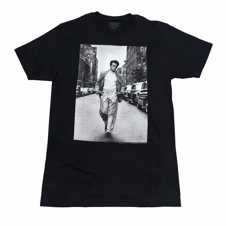 伝説的俳優、James Deanの象徴的なフォトプリントを落とし込んだグラフィックTシャツ。街中を歩く印象的なモノクロ写真がフロントに大胆に配置され、時代を超えて愛されるクールな雰囲気を演出しています。シンプルながら圧倒的な存在感があり、1...