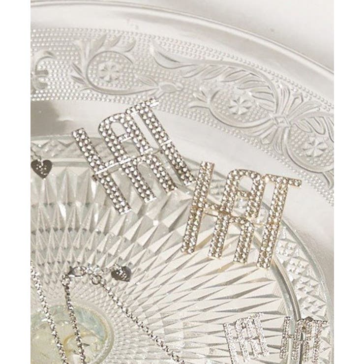 ~Latini 2026 EarlySpring Collection~コーデにさりげなく華やかさをプラスしてくれる、オリジナルロゴデザインのブローチ。シンプルながら存在感のあるロゴモチーフで、いつものスタイリングをワンランクアップ。ニット...