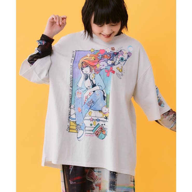 【前も後ろも、袖も！どこから見ても抜かりないデザインTシャツ】・前と後ろ、袖にまでカラフルなプリントをたっぷり施した特別感あるデザイン・フロントのおしゃれな女の子プリントが視線を惹くポイント♪・袖にはコミックのコマのような遊び心あるプリント...