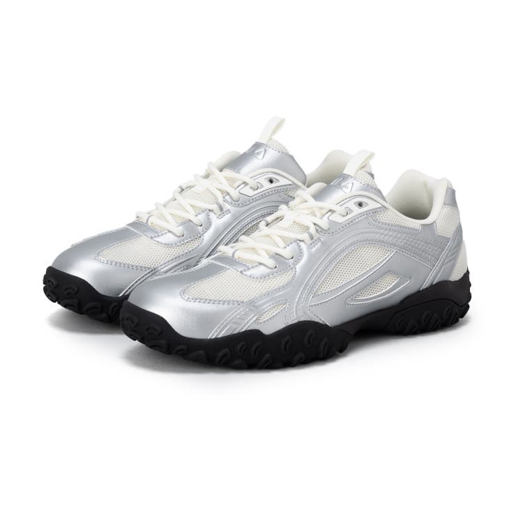 1995年に発表されたアウトドアシューズ「Terrain Crusher」を現代風にアレンジした、FILA ECHAPPE MS。高い通気性を確保したメッシュアッパーと、タフなアウトドアソールを組み合わせることで、快適さと機能性を両立。薄底...
