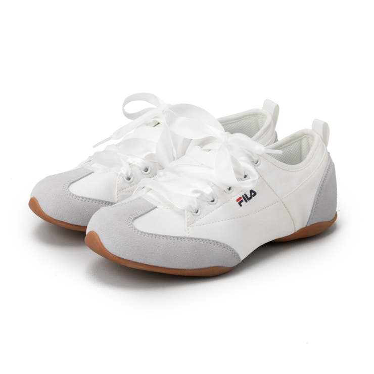 丸みのあるトウと、足に寄り添うスリムなシルエットが魅力の「FILA BALLET」。スニーカーの快適さと、バレエシューズの愛らしさをいいとこ取り。サテンの艶めきとリボンシューレースが、いつものデニムスタイルをほんのりフェミニンにアップデート...
