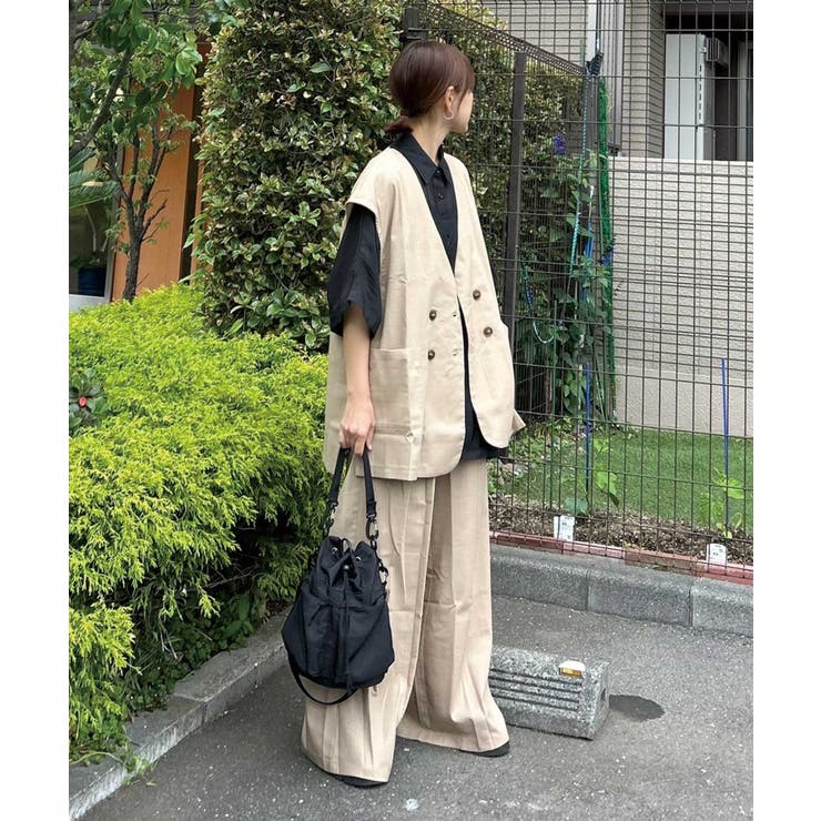 【CORNERS by KR】洗練された大人のワイドパンツ。身体のラインを拾わないゆったりとしたワイドシルエットがラフなこなれ感を演出してくれます。キレイめからカジュアルスタイルまでマッチする一本はON/OFF問わず重宝する万能ボトムです◎...