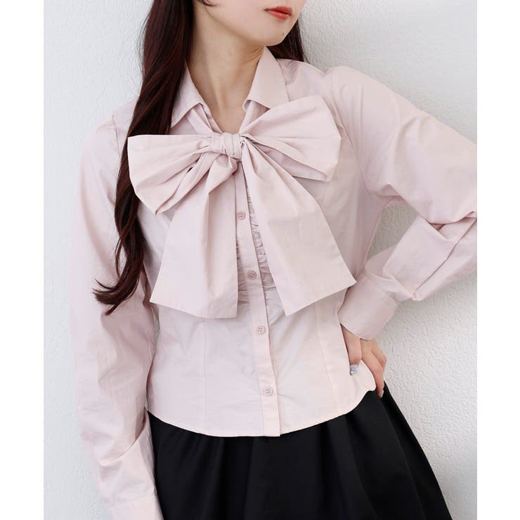 ~NICECLAUP 2026 Spring Collection~ボリュームのあるリボンがナイスクラップらしいフェミニンさを際立てます。袖は華奢感も際立つ適度にふくらみのあるシルエットです。リボンは取り外しが出来るので、着方によって様々な...