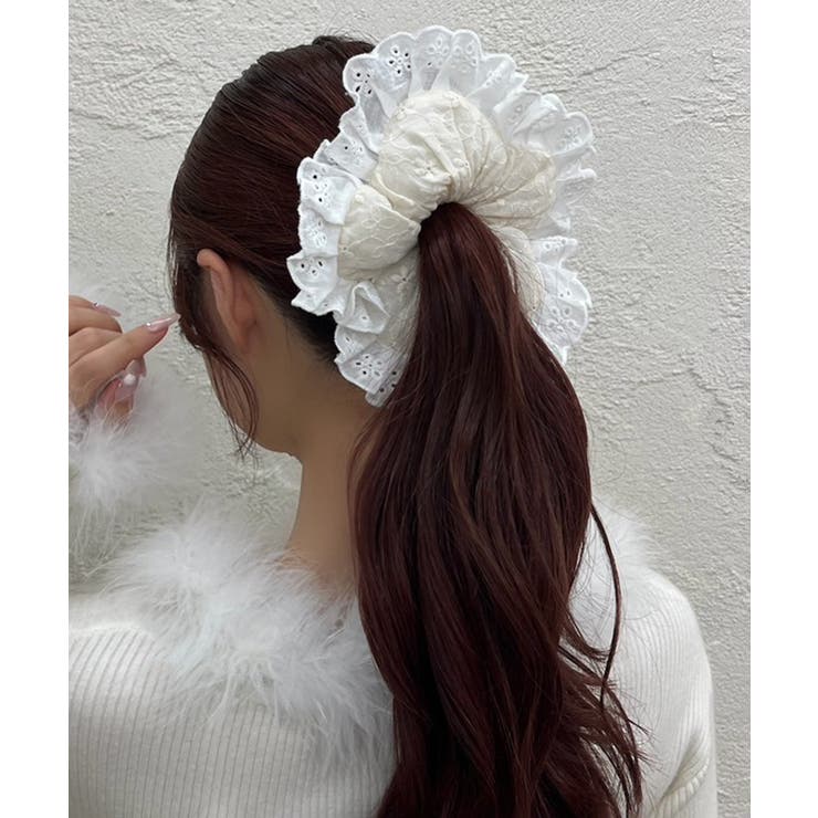 one after another NICECLAUP × Latticeとの初コラボアイテムが登場?' Latini '（ラティー二）バックスタイルを華やかに彩るフラワー型のファーシュシュ。オリジナルタグがアクセントになっています。コーデ...