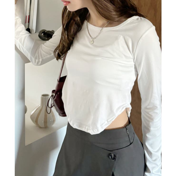 ◯ NEW ITEM ARRIVAL ◯両サイドのウエスト見せが特徴♪Uネックの長袖Tシャツ■商品の特徴　短めの脇丈とと真ん中に向かってラウンドしたヘムデザインでウエスト位置が高く見えるので、脚長効果が期待できスタイリッシュなコーデに♪広め...