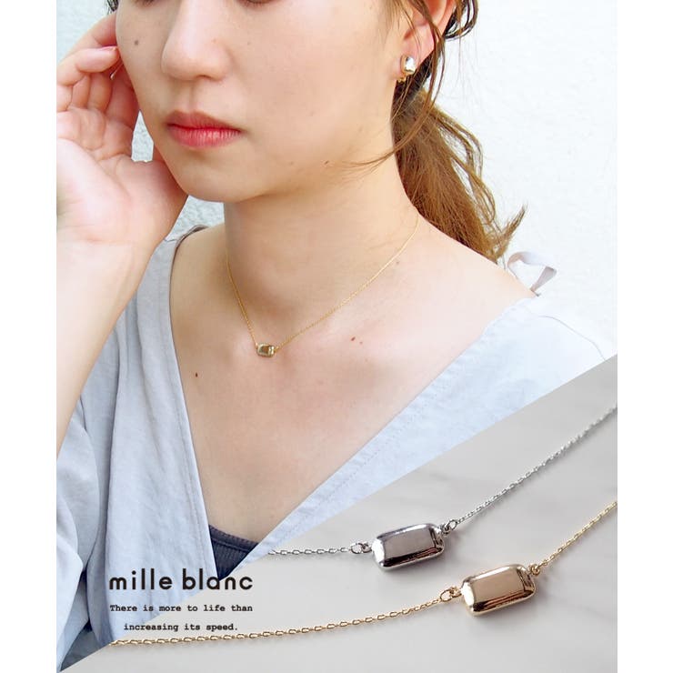 ミラーのように艶やかなメッキが印象的なワントップネックレス。ミラーのような艶は上品で、ころんとしたスクエアシルエットは柔らかい印象を与えます。女性らしいシンプルなネックレスは、シーンや季節を選ばず、頼れる万能なデザインです。チェーンは5cm...