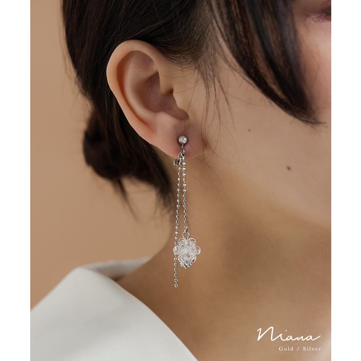 niana ニアナ 華奢なメタルチェーンに透明感のあるクリアビーズパーツを組み合わせたシンプルかつ上品なロングイヤリング。シリコンカバー付きのイヤリングキャッチで、長時間の着用でも痛くなりにくい仕様です。耳元でコーディネートを一気に格上げし...