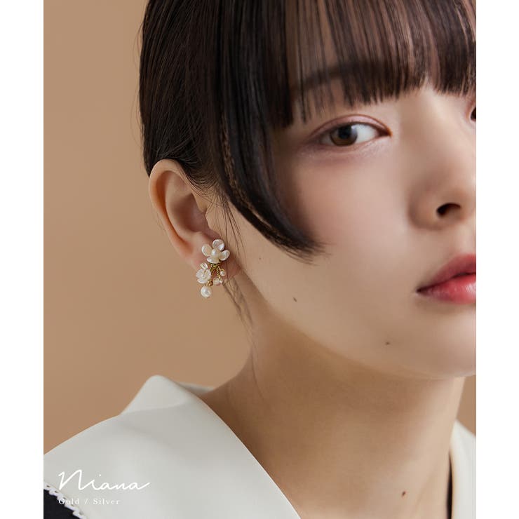 niana ニアナ 可憐なパールフラワーモチーフのイヤリング。小粒パールが垂れ下がり優雅な動きを添えます。耳元でコーディネートを一気に格上げしてくれます。パーティーシーンはもちろん、デイリー使いもできる一品。オススメシーン結婚式・二次会・披...