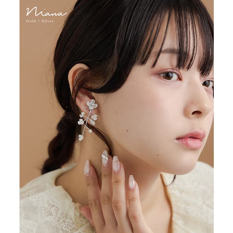 niana ニアナ パールのフラワーモチーフを主役に小枝のように飾ったイヤリング。ビジューが光に反射してさりげない輝きを添えてくれます。耳元でコーディネートを一気に格上げしてくれます。パーティーシーンはもちろん、デイリー使いもできる一品。オ...
