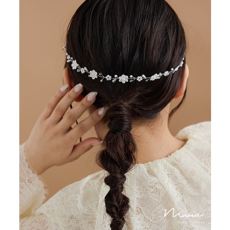 niana ニアナ 繊細なレースフラワーが可愛らしいヘッドドレスアクセサリー。透明感のあるビーズと小粒パールも飾って華やかさもプラス。ピン仕様になっているので付け外しもしやすく、お好みのバランスや使い方をお楽しみいただけます。髪に沿わせやす...
