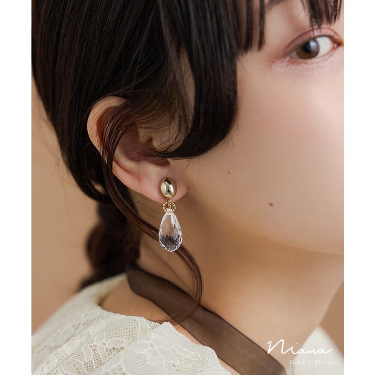niana ニアナ 透明感の美しいクリスタルイヤリング。ゆらゆらと揺れて優雅な動きを添えます。同シリーズのチョーカー(na0150008982)とセットで着用することで、統一感が出せるのでおすすめです。耳元でコーディネートを一気に格上げして...