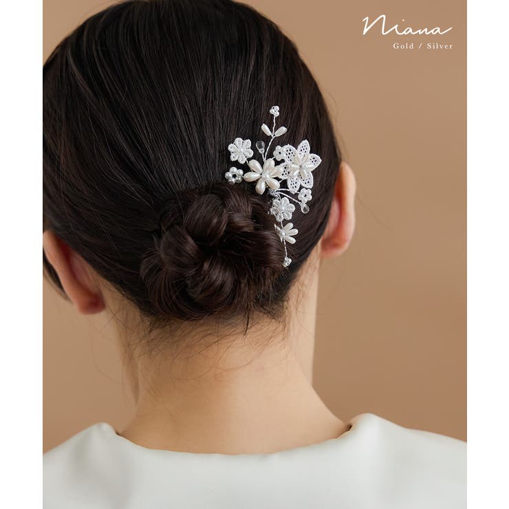niana ニアナ パールとレースのフラワーモチーフを組み合わせたヘアコーム。全体的に飾り付けたお花が目を惹き、女性らしい印象に。ショートヘアの方やヘアアレンジが苦手な方でも簡単にお使いいただけます。髪に差し込むだけなので、アップヘアーから...