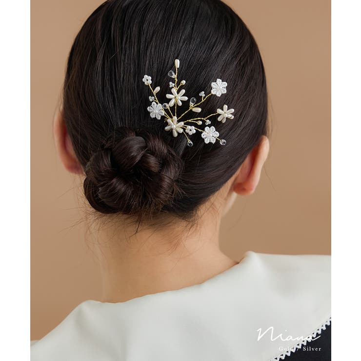 niana ニアナ パールとレースのフラワーモチーフを組み合わせたヘアコーム。全体的に飾り付けたお花が目を惹き、女性らしい印象に。ショートヘアの方やヘアアレンジが苦手な方でも簡単にお使いいただけます。髪に差し込むだけなので、アップヘアーから...