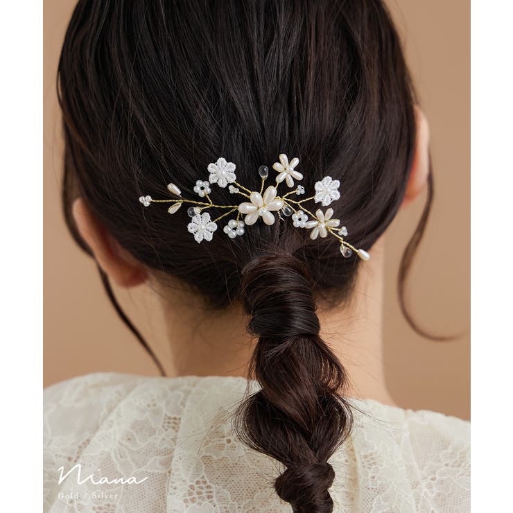 niana ニアナ パールとレースのフラワーモチーフを組み合わせたヘアコーム。全体的に飾り付けたお花が目を惹き、女性らしい印象に。ショートヘアの方やヘアアレンジが苦手な方でも簡単にお使いいただけます。髪に差し込むだけなので、アップヘアーから...