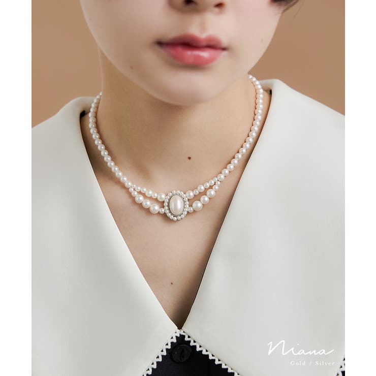 niana ニアナ 中央のオーバルパールが存在感を放つショートネックレス。大小異なるパールを組み合わせてバランスの取れたデザインに。シンプルなスタイリングでも、胸元を華やかに引き立ててくれます。パーティーシーンはもちろん、デイリー使いもでき...