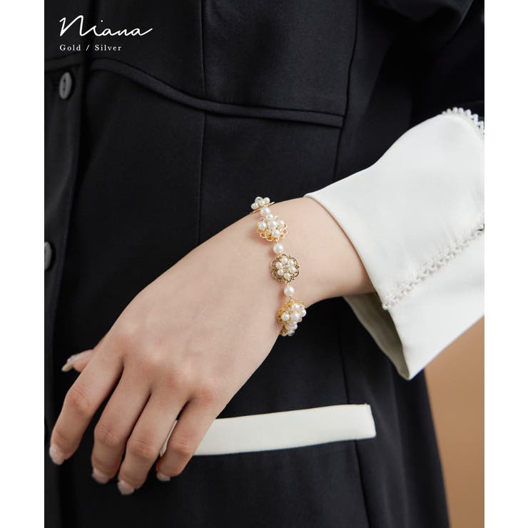 niana ニアナ パールを飾り付けたメタルパーツを連ねたブレスレット。シンプルになりがちな手元に華やかな印象を与えてくれます。同シリーズのネックレス(na0150008988)とセットで着用することで、統一感が出せるのでおすすめです。時計...