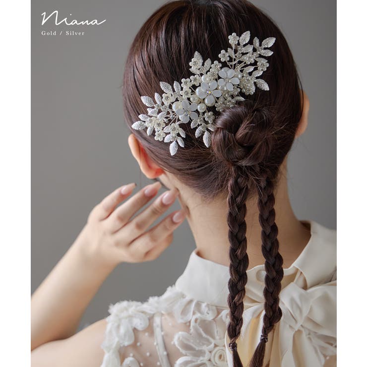niana ニアナ 艶やかな白い花々と繊細なパールの輝きが織りなす、上品なヘアコーム。幾重にも重なるメタルリーフとビジューが光を浴びるたびに優雅な煌めきを放ちます。ショートヘアの方やヘアアレンジが苦手な方でも簡単にお使いいただけます。髪に差...