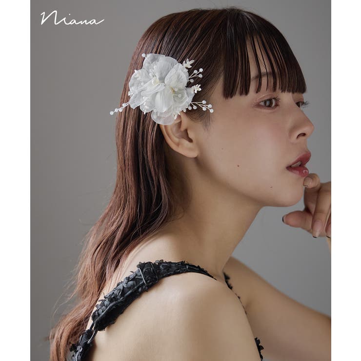 niana ニアナ 透け感のあるシフォン素材の花びらと繊細なワイヤーワークが織りなす上品なヘアクリップ。空気を含んだような軽やかなお花がお顔周りに華やぎを添えるエレガントなデザイン。クリップ式なので、ショートヘアの方やヘアアレンジが苦手な方...